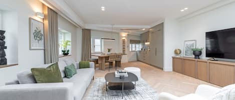 Elegant 1 bed | Sala de estar | Televisor de 65 polegadas com canais via satélite