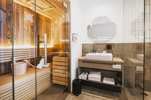 Secador de cabelo, roupões de banho, chinelos, toalhas de banho