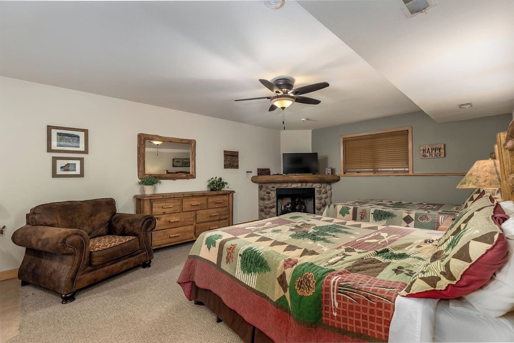 Jacuzzis & Family Kitchen & Entertainment Area - Illinois