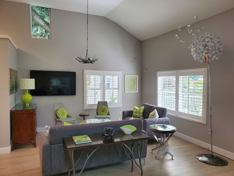 "The Modern Tree House" ~ Historic District ~ 2,100 Sq.ft. Open-plan ~ 3 Br/2ba - Apopka, FL