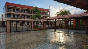 Um edifício de vários andares com telhado telhado e portão.