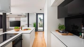 Villa de Luxo, 4 quartos, piscina privativa, vista para o mar | Cozinha privada | Um frigorífico, um micro-ondas, um forno, uma placa de cozinha