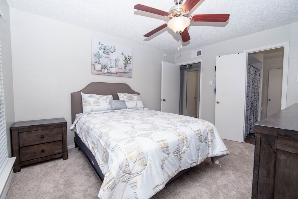 Luxury Condo *5 Mins From Dfw Airport* - Irving, TX