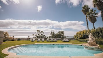 Piscina exterior, guarda-sóis, espreguiçadeiras