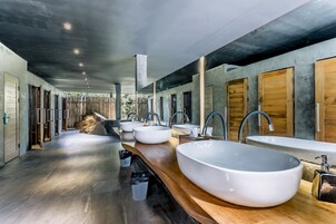 Quarto solteiro, 1 cama de solteiro (Unlimited Yoga Class Access Included) | Banheiro | Chuveiro, chuveiro com efeito de chuva, produtos de toalete grátis 