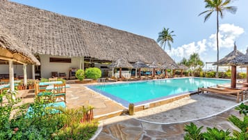 Piscina externa, funciona das 9h às 18h, espreguiçadeiras