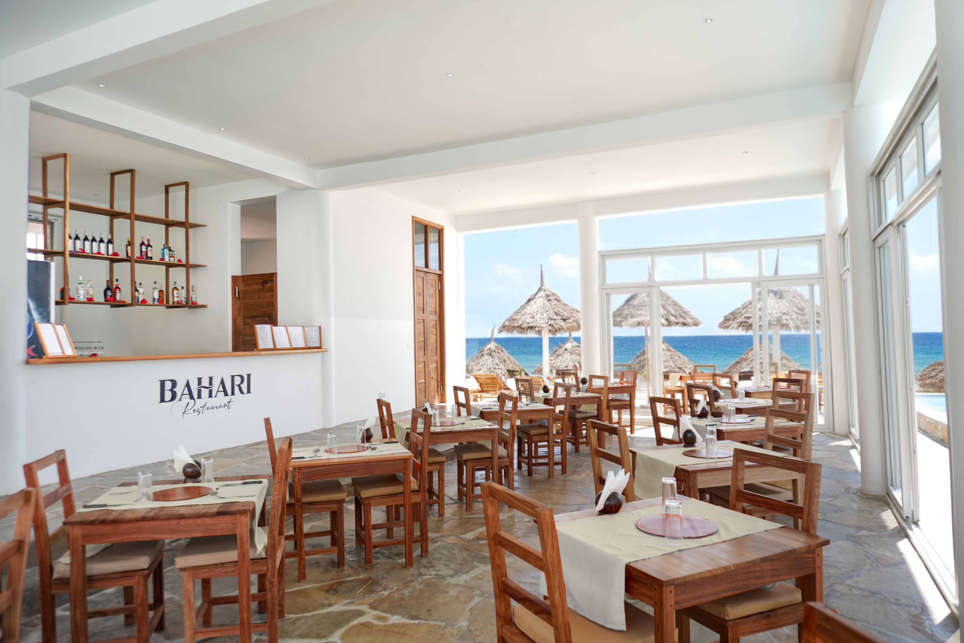 Pequenos-almoços, almoços, jantares servidos, com vista para a piscina 