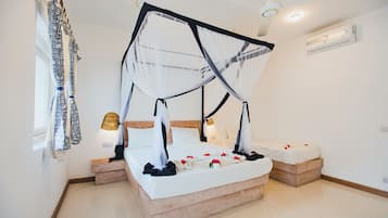 Quarto Clássico, 1 quarto, vista para a piscina, junto à praia | Minibar, cofre no quarto, secretária, Wi-fi grátis