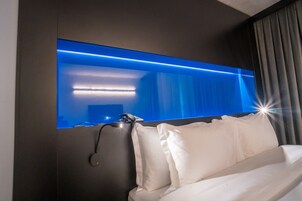 Minibar, cofre no quarto, com decoração personalizada, secretária 