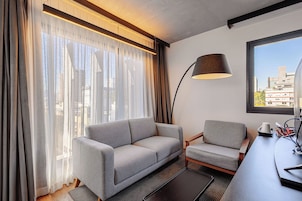 Quarto família, várias camas | Frigobar, cofres nos quartos, individualmente decorados, escrivaninha