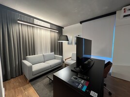 Quarto família, várias camas | Frigobar, cofres nos quartos, individualmente decorados, escrivaninha