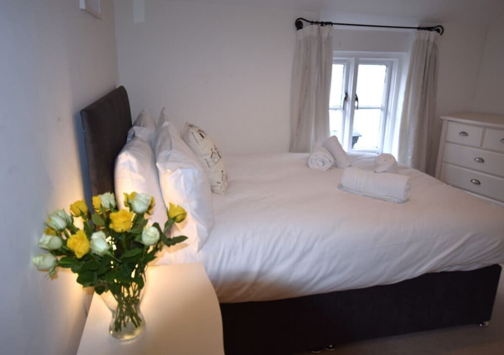 The Old Bakery - Four Bedroom House, Sleeps 9 - 토트네스