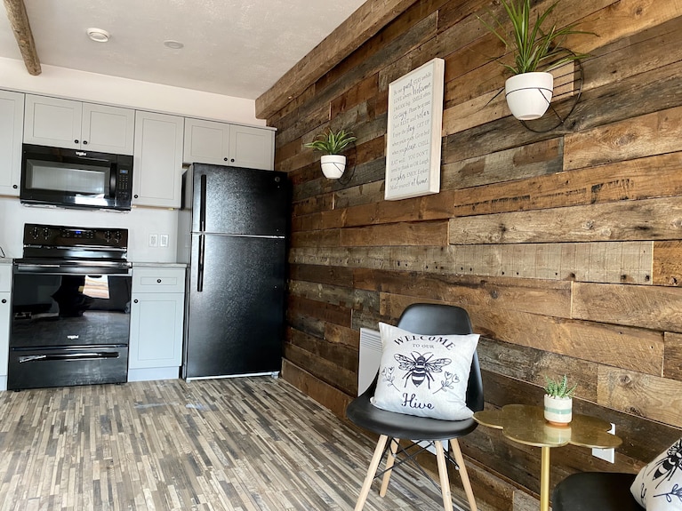 The Blue Jay Yurt- Our Pet Friendly Yurt - プリンスエドワードアイランド州