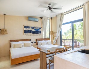 Quarto quádruplo premium | Roupas de cama premium, edredons de pluma, frigobar, cofres nos quartos