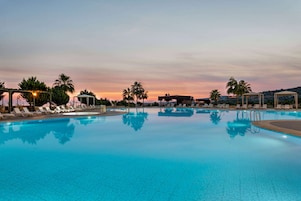 Piscina interior, piscina exterior sazonal, espreguiçadeiras 