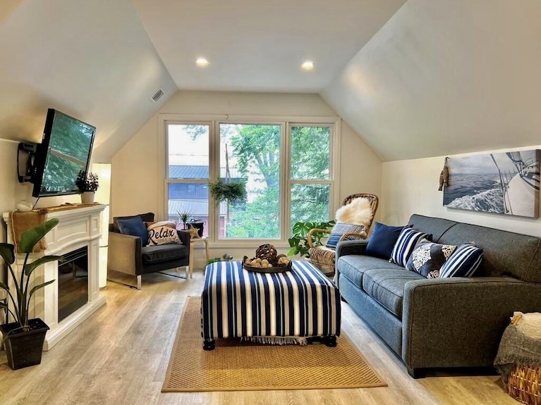 Relaxing Erie Rest Retreat- Water Views- 2 Min Walk To The Beach! - Ontario