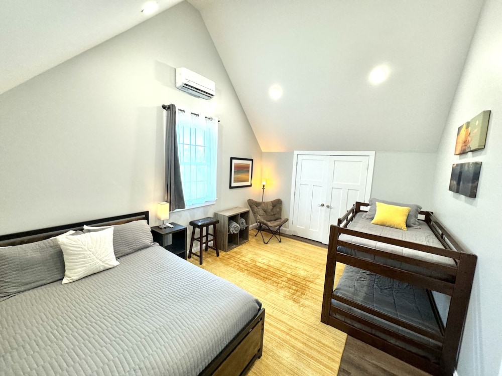 Newly Built Luxury 3 Bedroom Mountain Chalet In Town - Hot Tub And Pet Friendly! - Brevard, NC