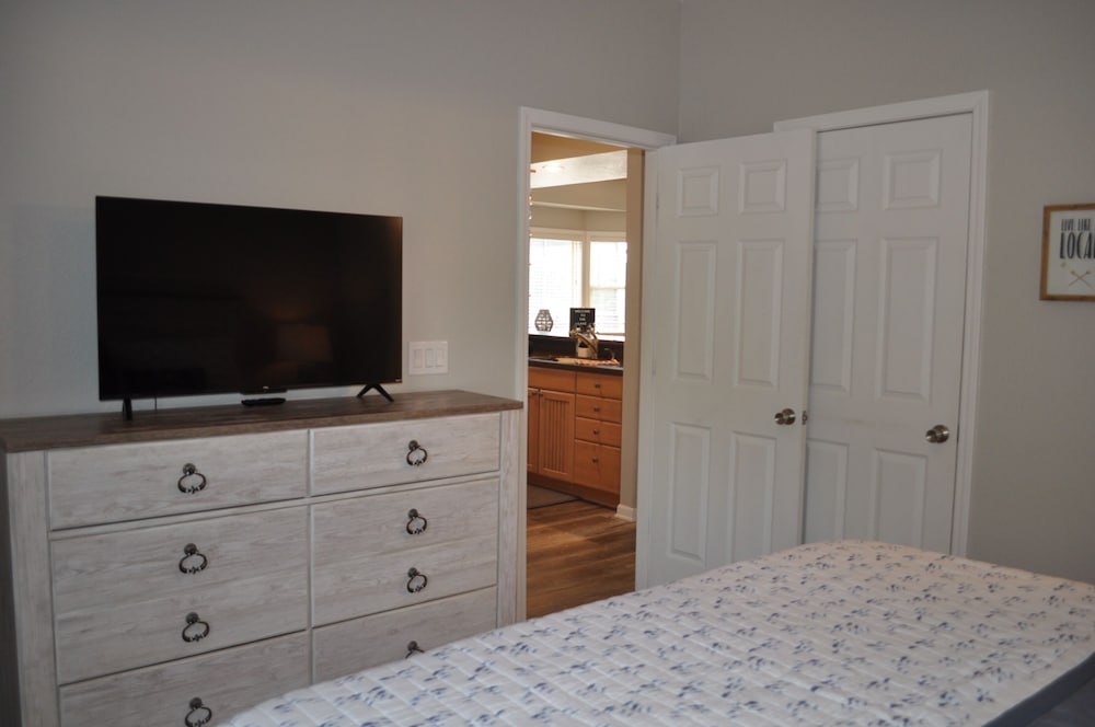 Pristine-top Floor & Amazing Main Channel Views! Prime Location. - Lake Ozark, MO