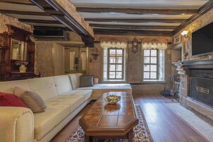 Rigel Tas Evi | Roupa de alta qualidade, quartos insonorizados, Wi-fi grátis 