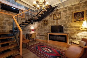 Alnitak Tas Evi | Roupas de cama premium, quartos à prova de som, Wi-Fi de cortesia