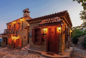 Betelgeuse Tas Evi | Roupa de alta qualidade, quartos insonorizados, Wi-fi grátis 