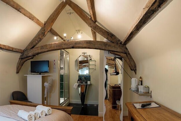 Quarto Duplo Deluxe, 1 cama de casal, casa de banho anexa | Cofre no quarto, com decoração personalizada