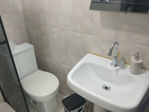 Um bidé, toalhas fornecidas, sabão 