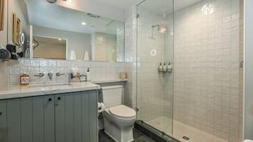 Loft Superior, 1 cama queen-size | Casa de banho | Um polibã, um secador de cabelo, roupões, toalhas fornecidas