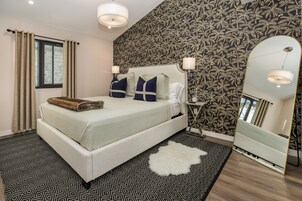 Loft superior, 1 cama King | Roupas de cama premium, cortinas blackout, ferros/tábuas de passar roupa