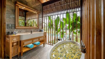 2 Bedroom Pool Villa with Rice Field View | Banheiro | Produtos de toalete de grife, secador de cabelo, roupões de banho