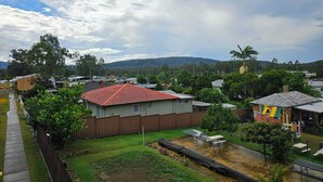Um bairro residencial com casas, gramado e parquinho.
