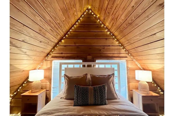 Cozy A-frame Cabin - Spicewood, TX