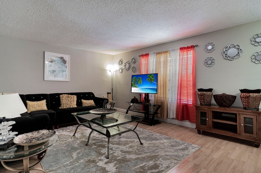 Hidden Gem! Spacious 4br/2b Home W/ Pool And Garage - Broward County, FL