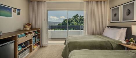 Quarto de hotel com cama, escrivaninha, estante, janela com cortinas e vista para o exterior.