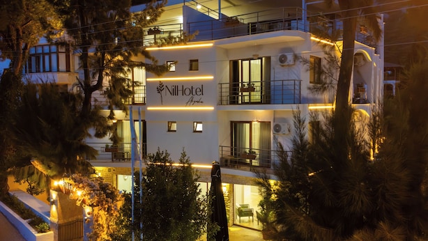 Um hotel com vários andares, área de estar ao ar livre e entrada visível.