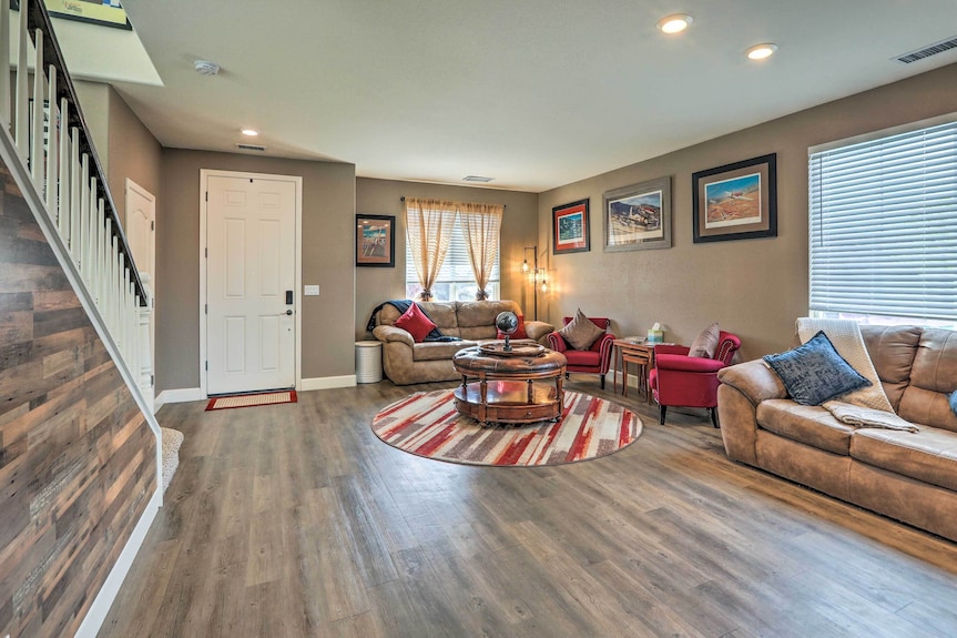 Air Racing Decor, Hot Tub: Sparks Home! - Sparks