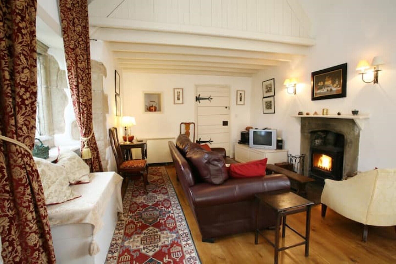 Welsh Gatehouse: Historical Castle With Ev Charger - Monmouthshire