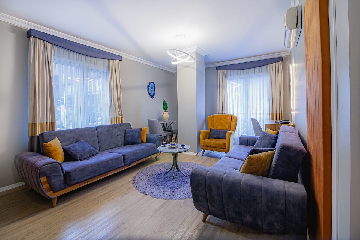 Apartamento família | Área de estar | TV LCD 40 polegadas com canais via satélite, TV