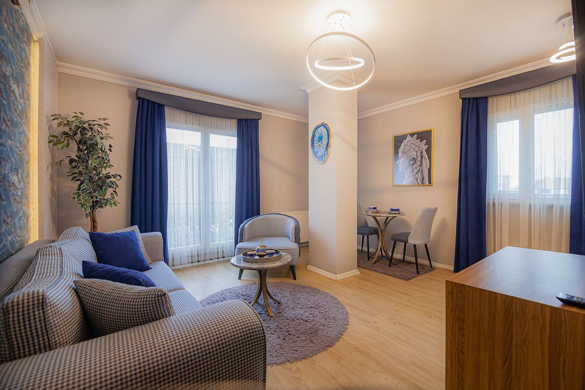 Apartamento grand, 1 quarto | Área de estar | TV LCD 40 polegadas com canais via satélite, TV