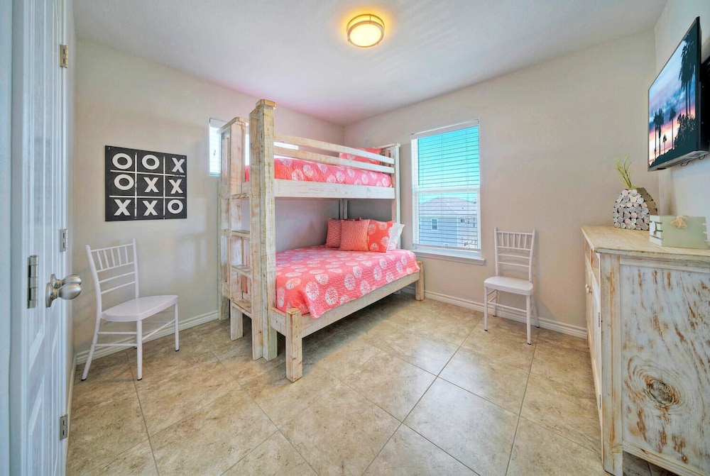 Reel Life Dreams-close To Beach, Pool, On 11th St - Port Aransas, TX