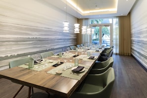 2 restaurantes: servem almoços e jantares