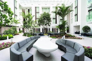 Área de estar no saguão