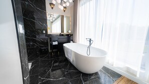 Quarto superluxo, 1 quarto | Banheiro | Secador de cabelo, roupões de banho, chinelos, toalhas de banho