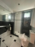 Chuveiro, produtos de toalete grátis, bidê, toalhas de banho