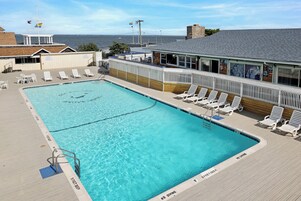 Piscina exterior sazonal, da(s) 10:00 à(s) 18:00, toldos (sobretaxa) 