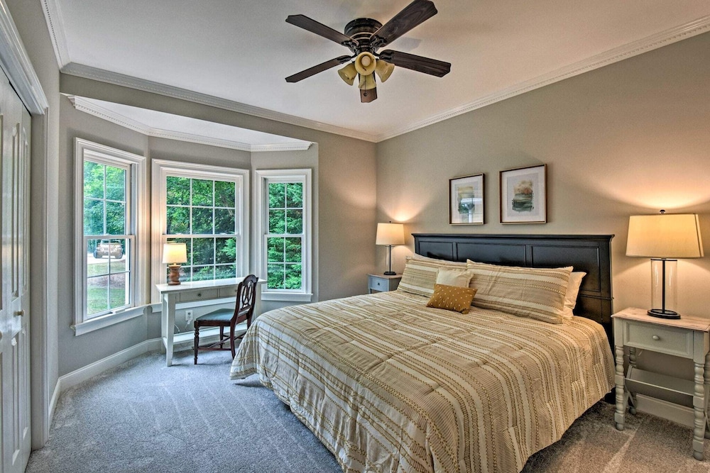 Lakefront Family Home W/ Private 2-story Dock & New Outdoor Deck For Dining! - Dawsonville, GA