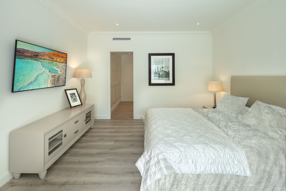 Fanatastic Beachside 4br Apartment In Puerto Banus Marbella. - Marbella
