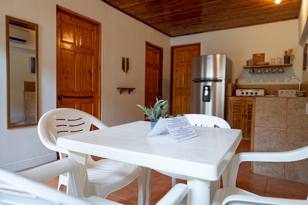 Apartamento | Cozinha privada | Um frigorífico no espaço comum