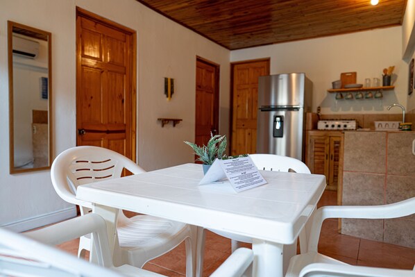 Apartamento | Cozinha privada | Um frigorífico no espaço comum 