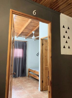 Cofre no quarto, com decoração personalizada 
